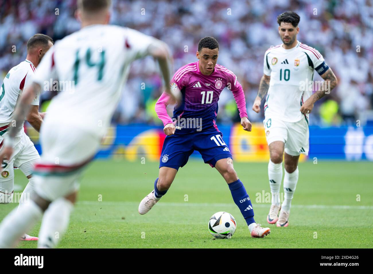 Jamal Musiala (Deutschland, #10) am Ball, davor Bendeguz Bolla (Ungarn ...