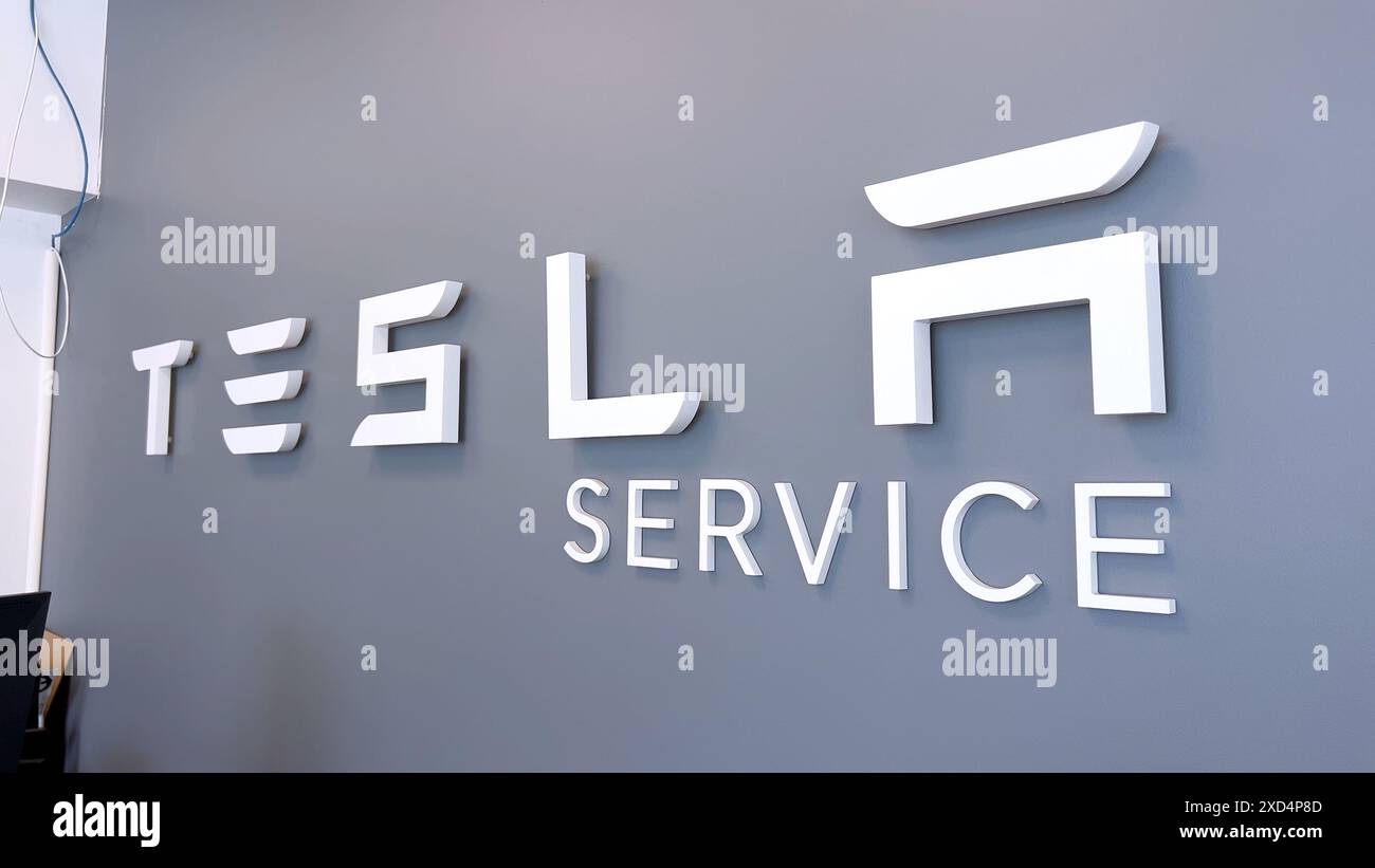 Tesla repair hi-res stock photography and images - Alamy