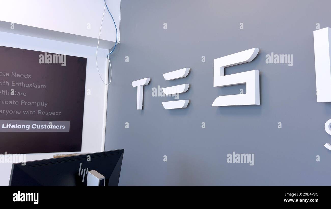 Tesla repair hi-res stock photography and images - Alamy