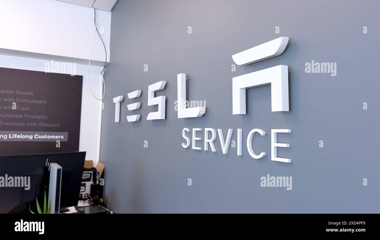 Tesla repair hi-res stock photography and images - Alamy