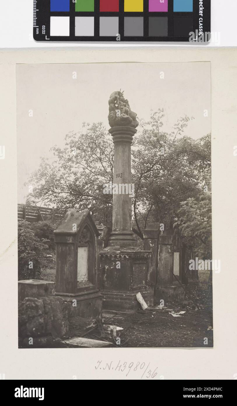Photograph of a grave column with a Christ figure at Matzleinsdorfer ...
