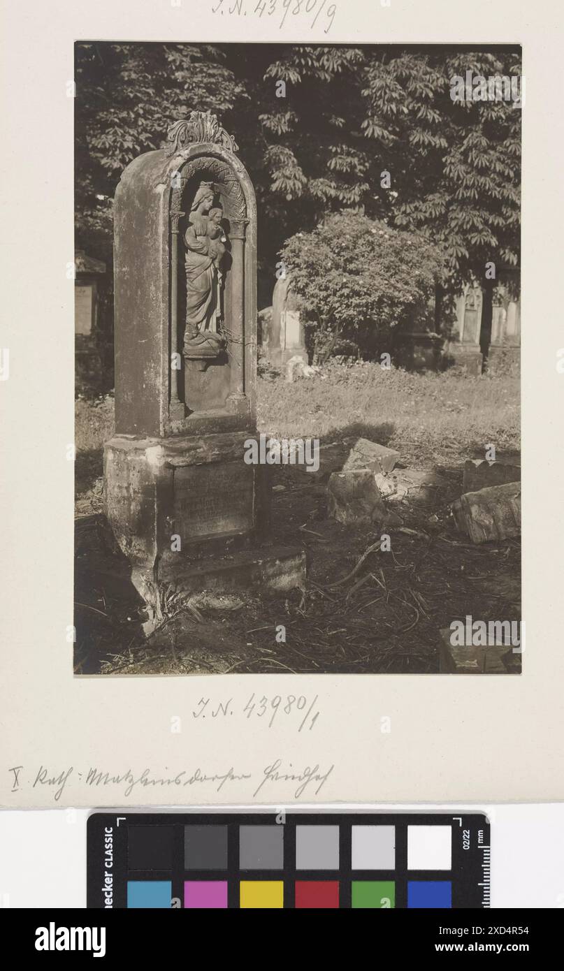 10., Matzleinsdorfer Katholischer Friedhof - Grabstein von Magdalena und Moriz Schiele Unknown ...