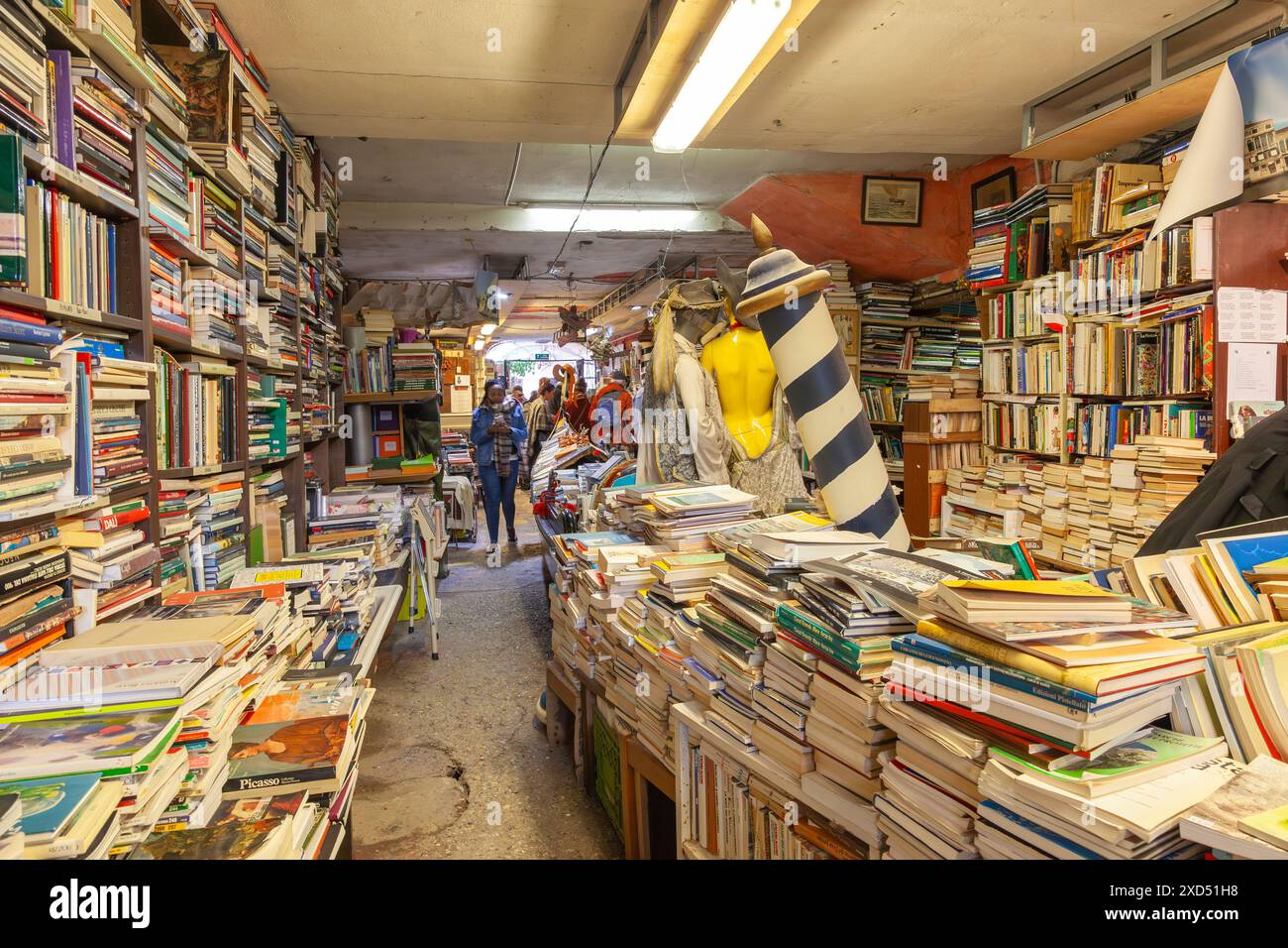 Inside libreria acqua alta hi-res stock photography and images - Alamy