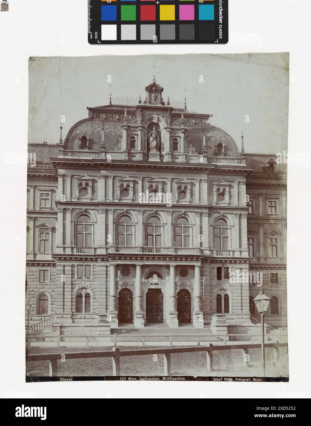 Photograph of the central section (Mittelrisalit) of the Justizpalast ...