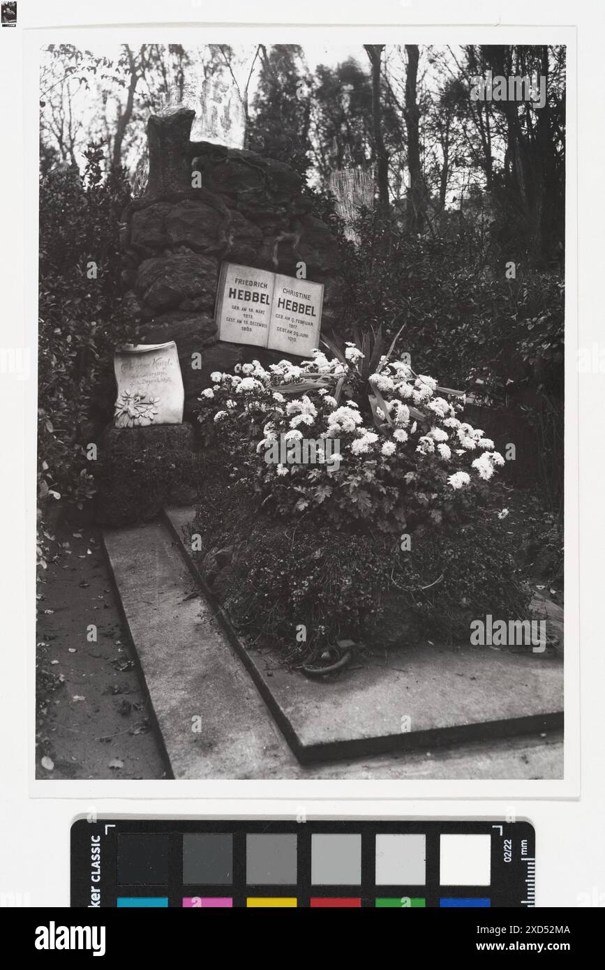 10., Evangelischer Friedhof Matzleinsdorf - Grabstein von Friedrich Hebbel, Christine Hebbel ...