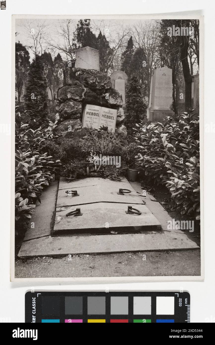 10., Evangelischer Friedhof Matzleinsdorf - Grabstein von Friedrich und Christine Hebbel Unknown ...
