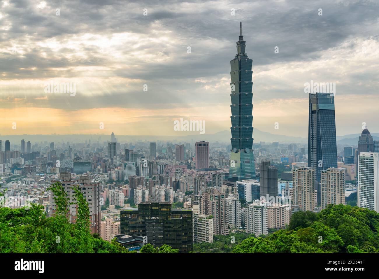 Awesome view of Taipei from top of mountain at sunset, Taiwan ...