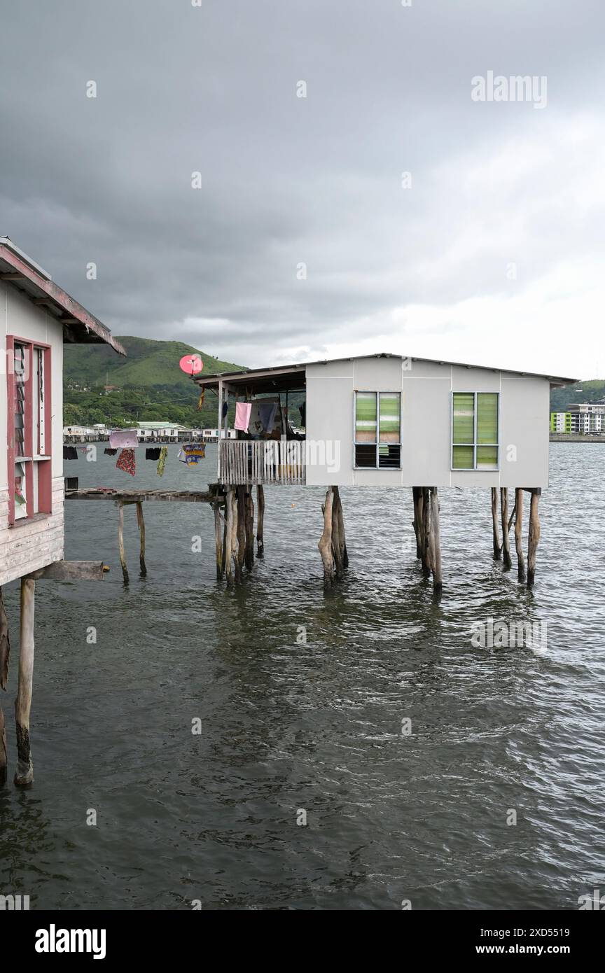 PAPUA NEW GUINEA, capital city Port Moresby, settlement Hanuabada with ...
