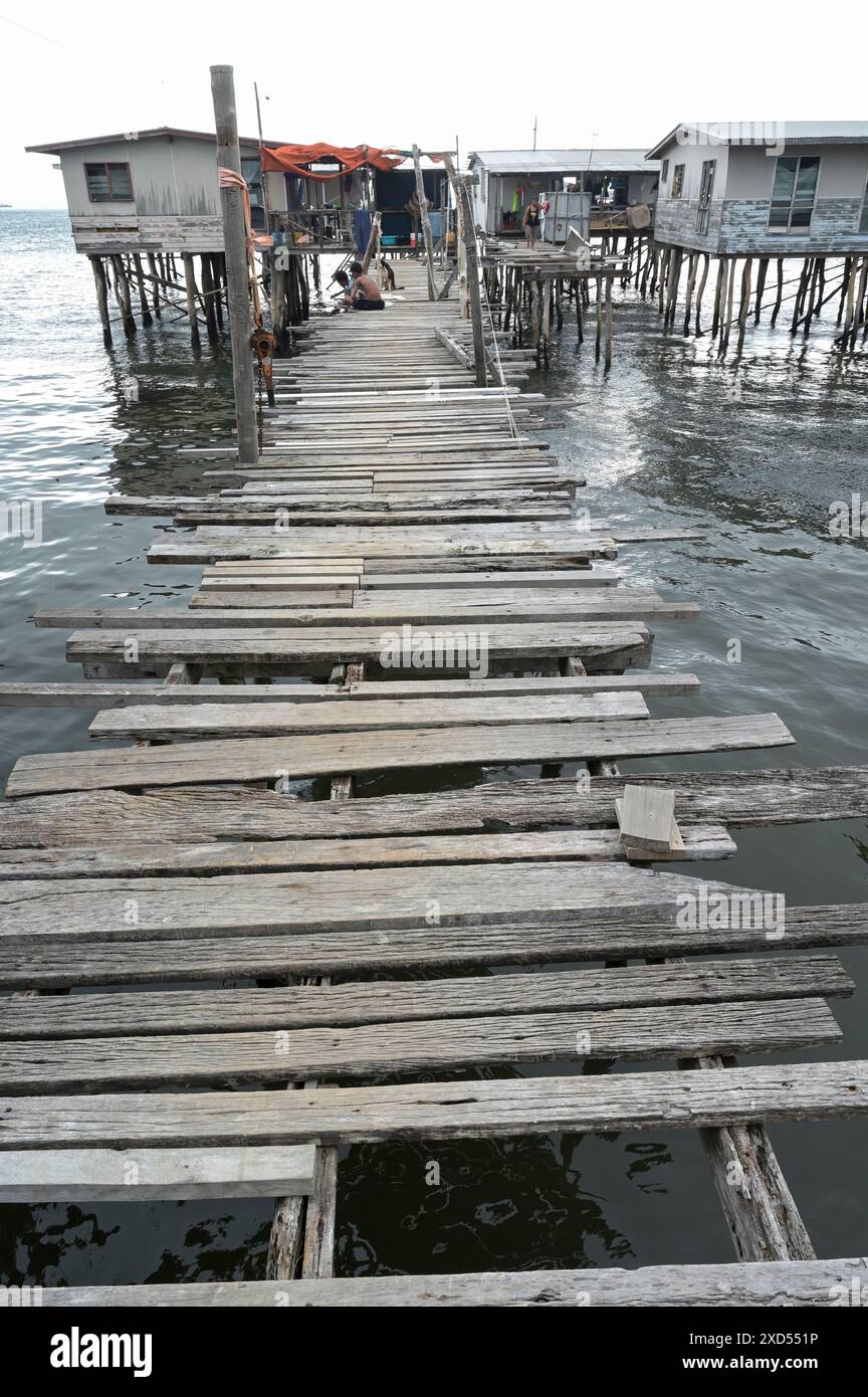 PAPUA NEW GUINEA, capital city Port Moresby, settlement Hanuabada with ...