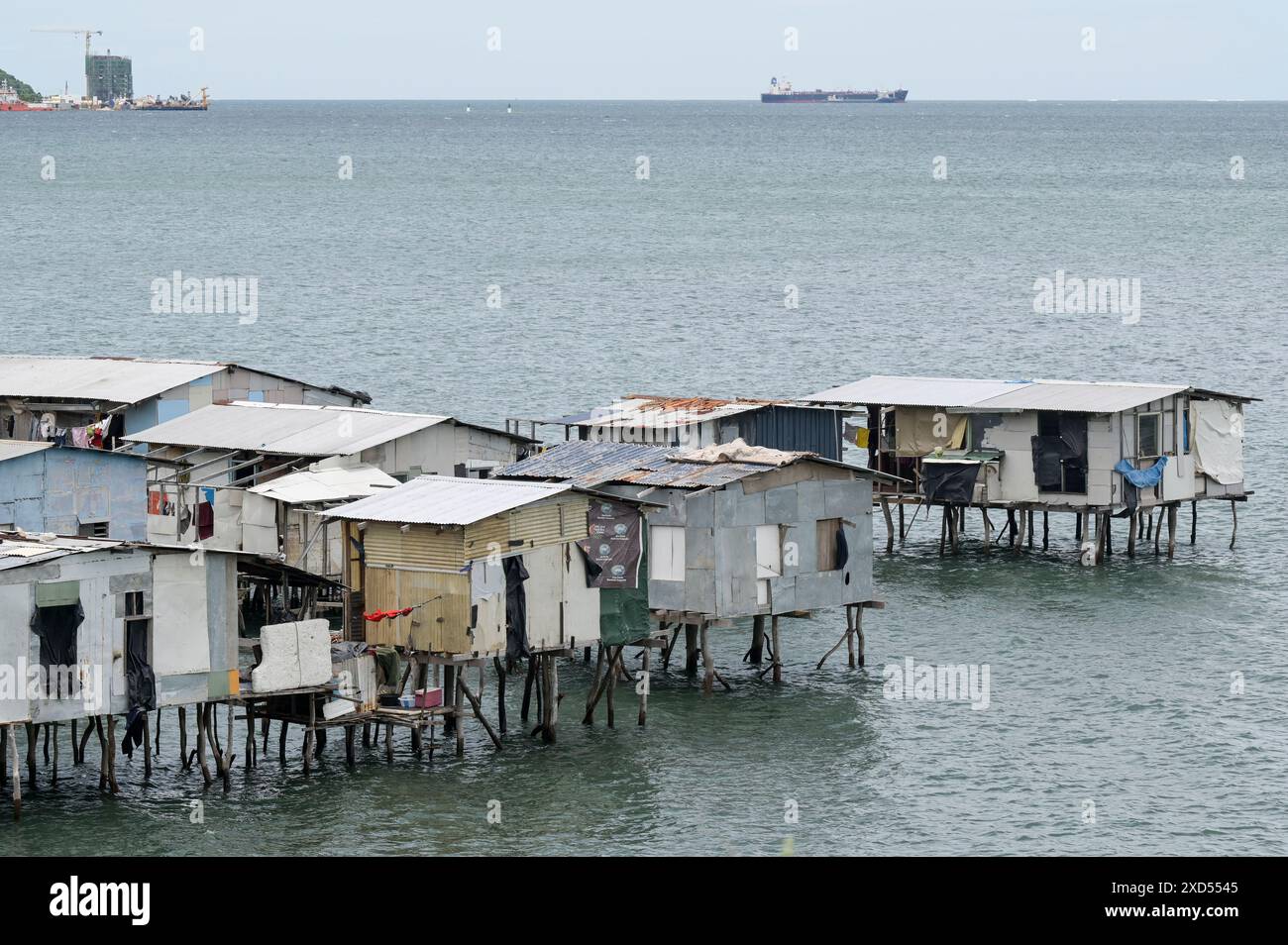 PAPUA NEW GUINEA, capital city Port Moresby, settlement Hanuabada with ...