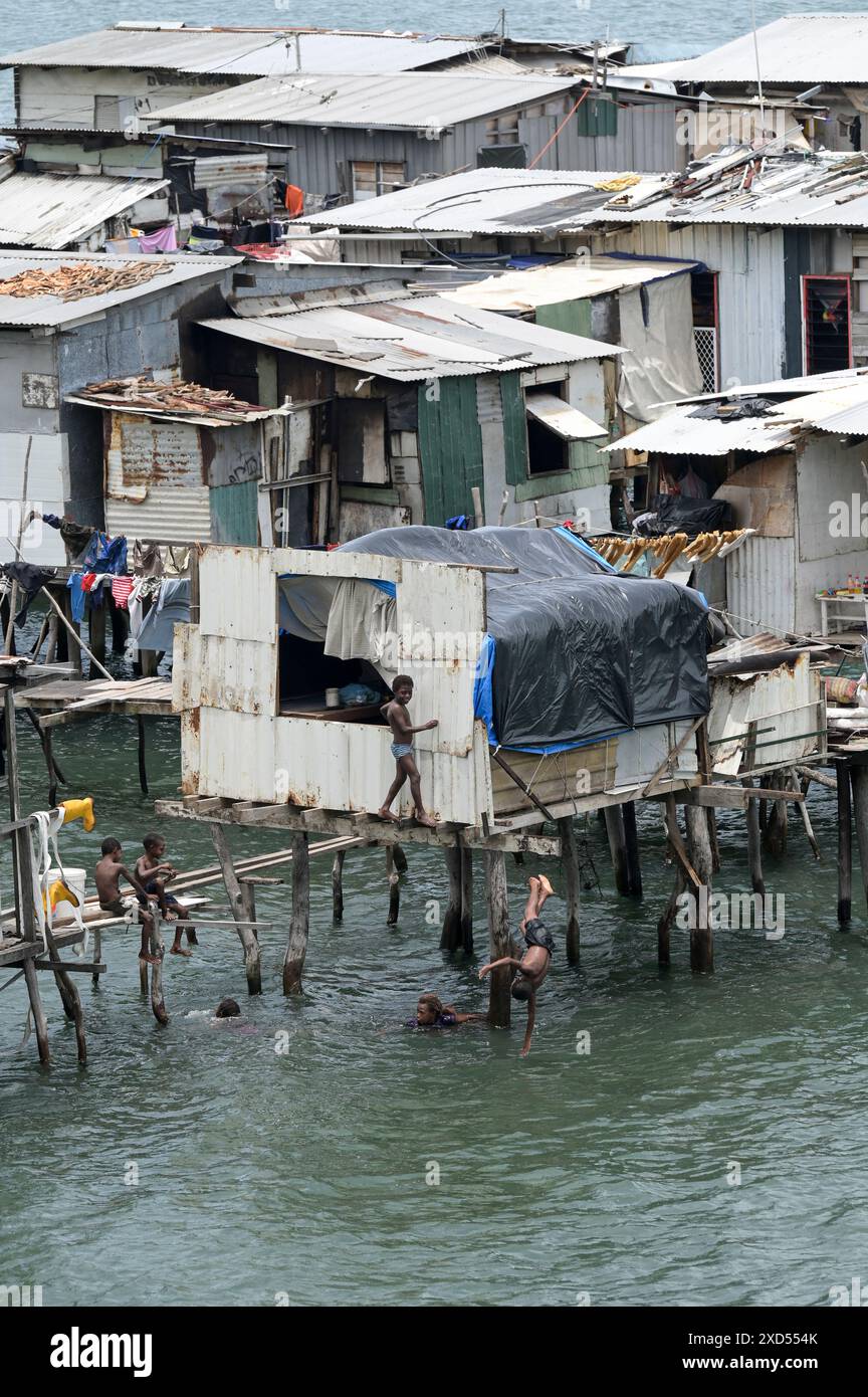 PAPUA NEW GUINEA, capital city Port Moresby, settlement Hanuabada with ...