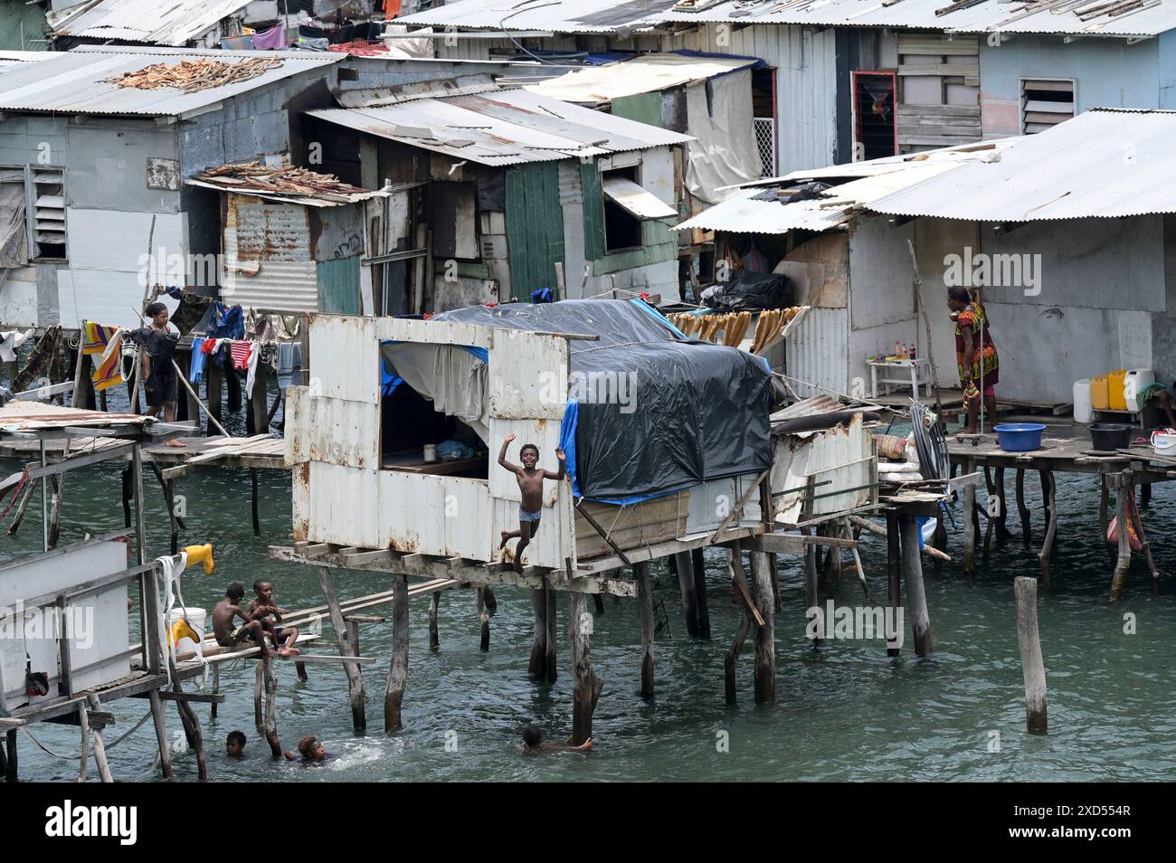 PAPUA NEW GUINEA, capital city Port Moresby, settlement Hanuabada with ...