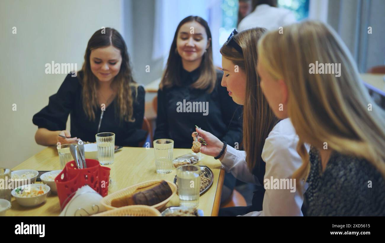 High school students eat in the cafeteria Stock Photo - Alamy