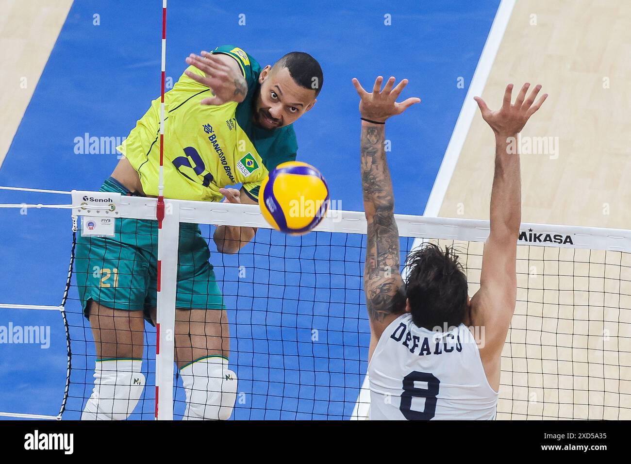 Pasay City, Philippines. 20th June, 2024. Alan Souza (L) of Brazil ...