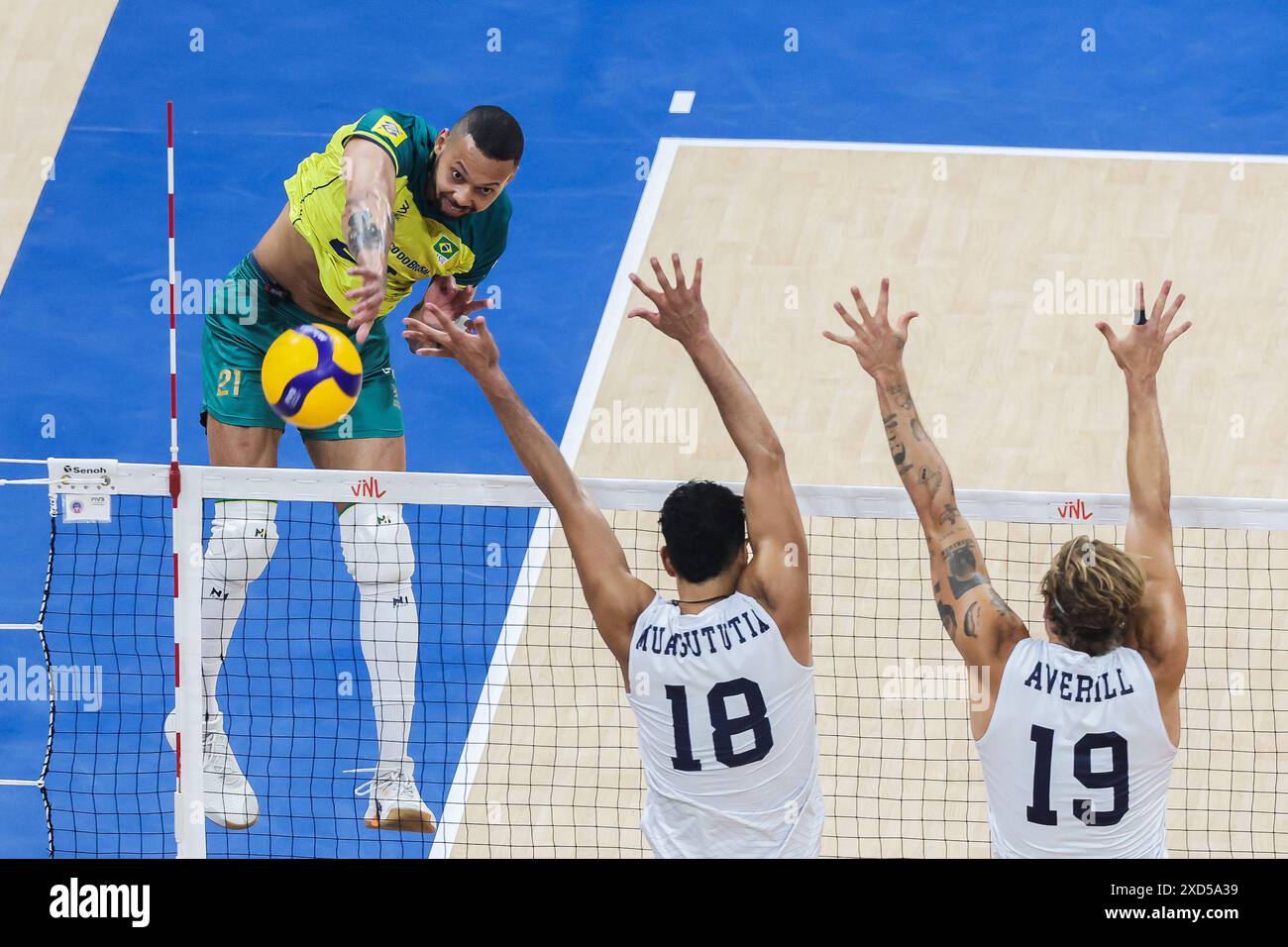 Pasay City, Philippines. 20th June, 2024. Alan Souza (L) of Brazil ...