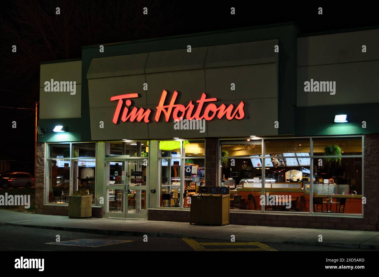 Illuminated storefront hi-res stock photography and images - Alamy