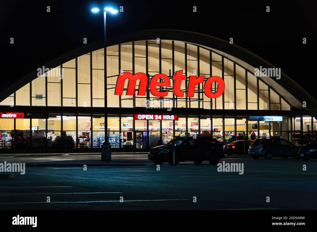 Grocery store at night hi-res stock photography and images - Alamy