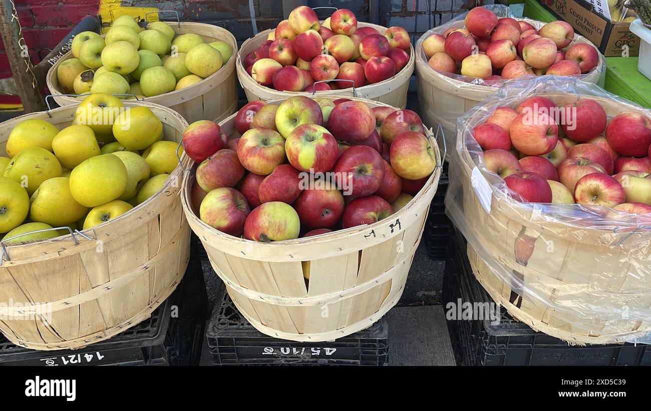 Baskets of apples in farmer's market, Toronto, Canada Stock Photo - Alamy