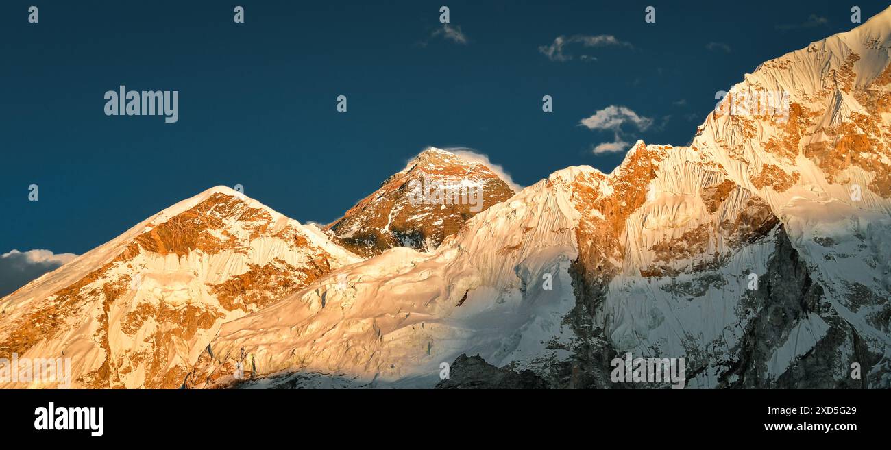 Everest base camp trek. Mountain peak. Mount Everest, Lho La, Nuptse ...