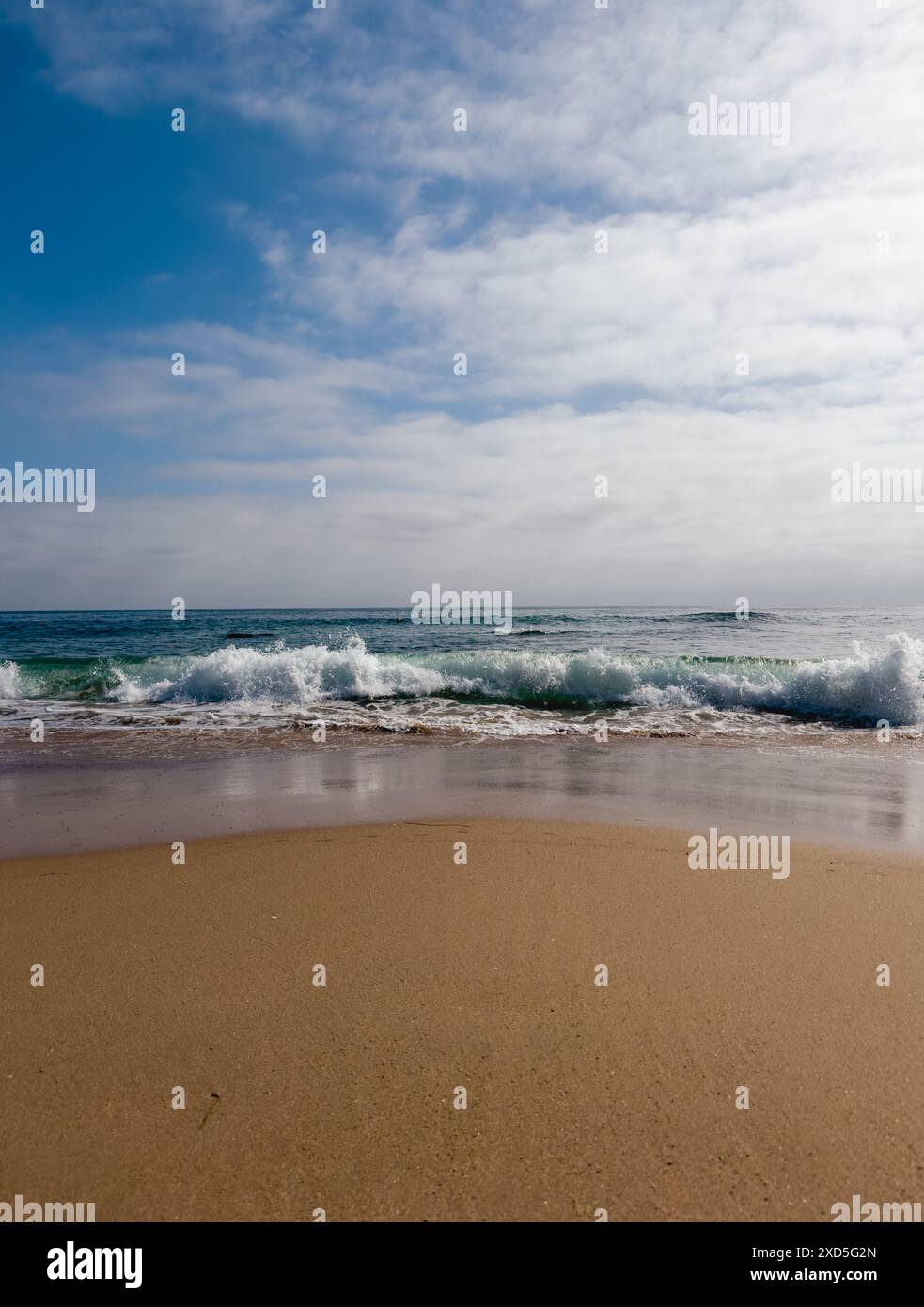 Ocean waves washing sandy shore hi-res stock photography and images - Alamy