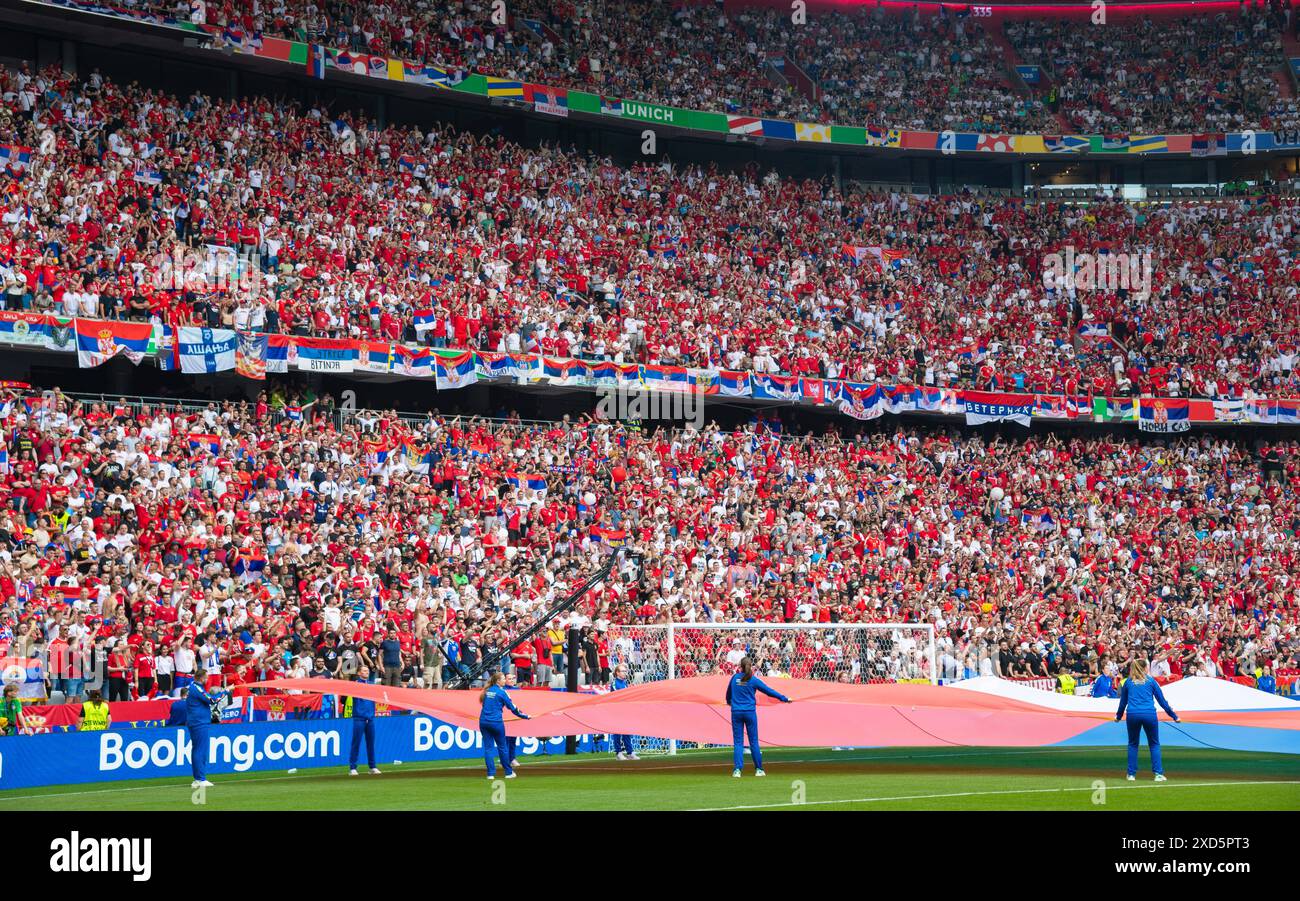Serbische Fans mit Fahnen, UEFA EURO 2024 - Group C, Slovenia vs Serbia ...