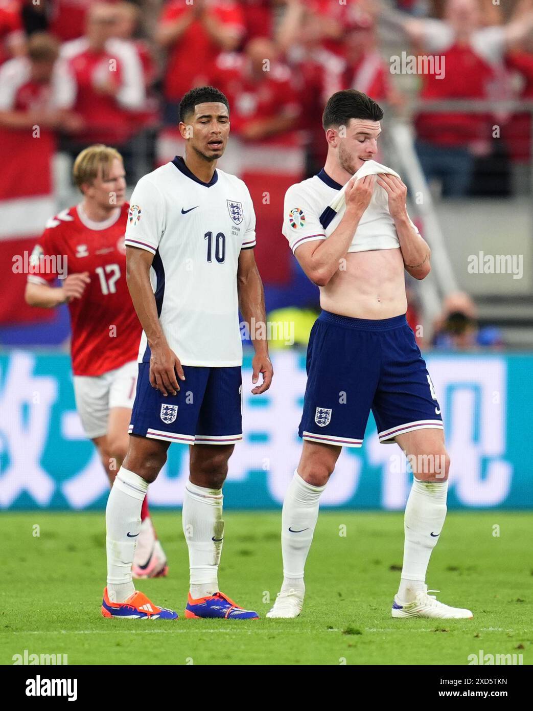 England's Jude Bellingham (left) and Declan Rice appear dejected after ...