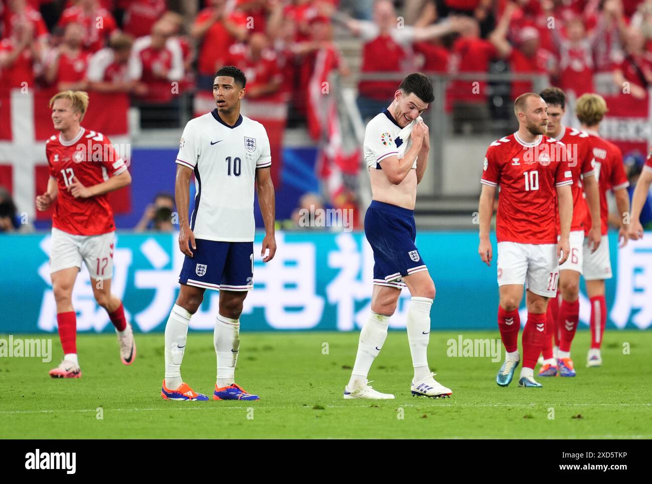 England's Jude Bellingham (left) and Declan Rice appear dejected after ...