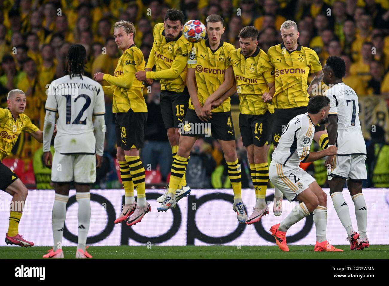 Julian Brandt (19) of Dortmund, Mats Hummels (15) of Dortmund, Nico ...