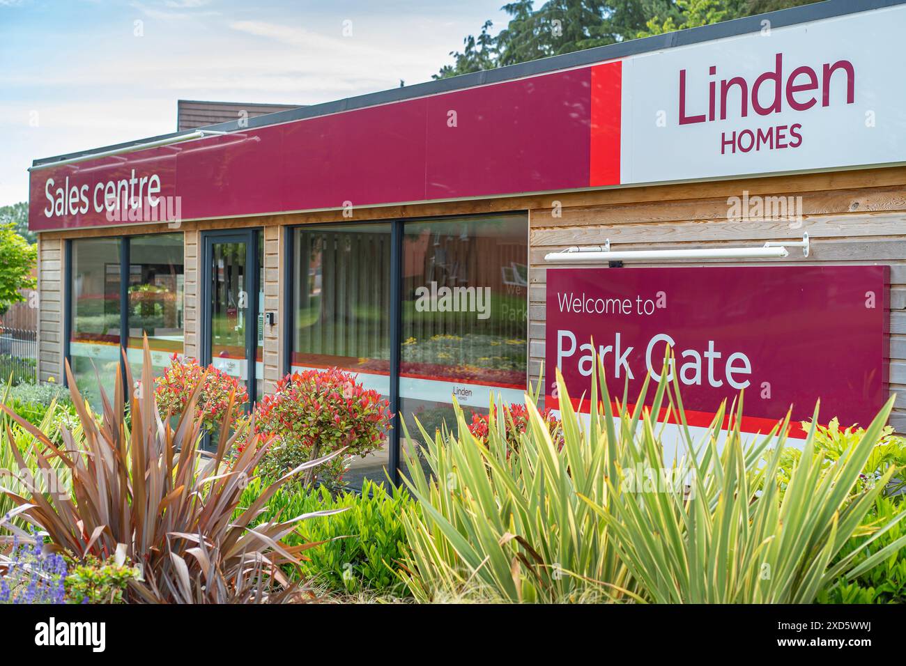 Linden Homes sales centre sign and office building Stock Photo - Alamy