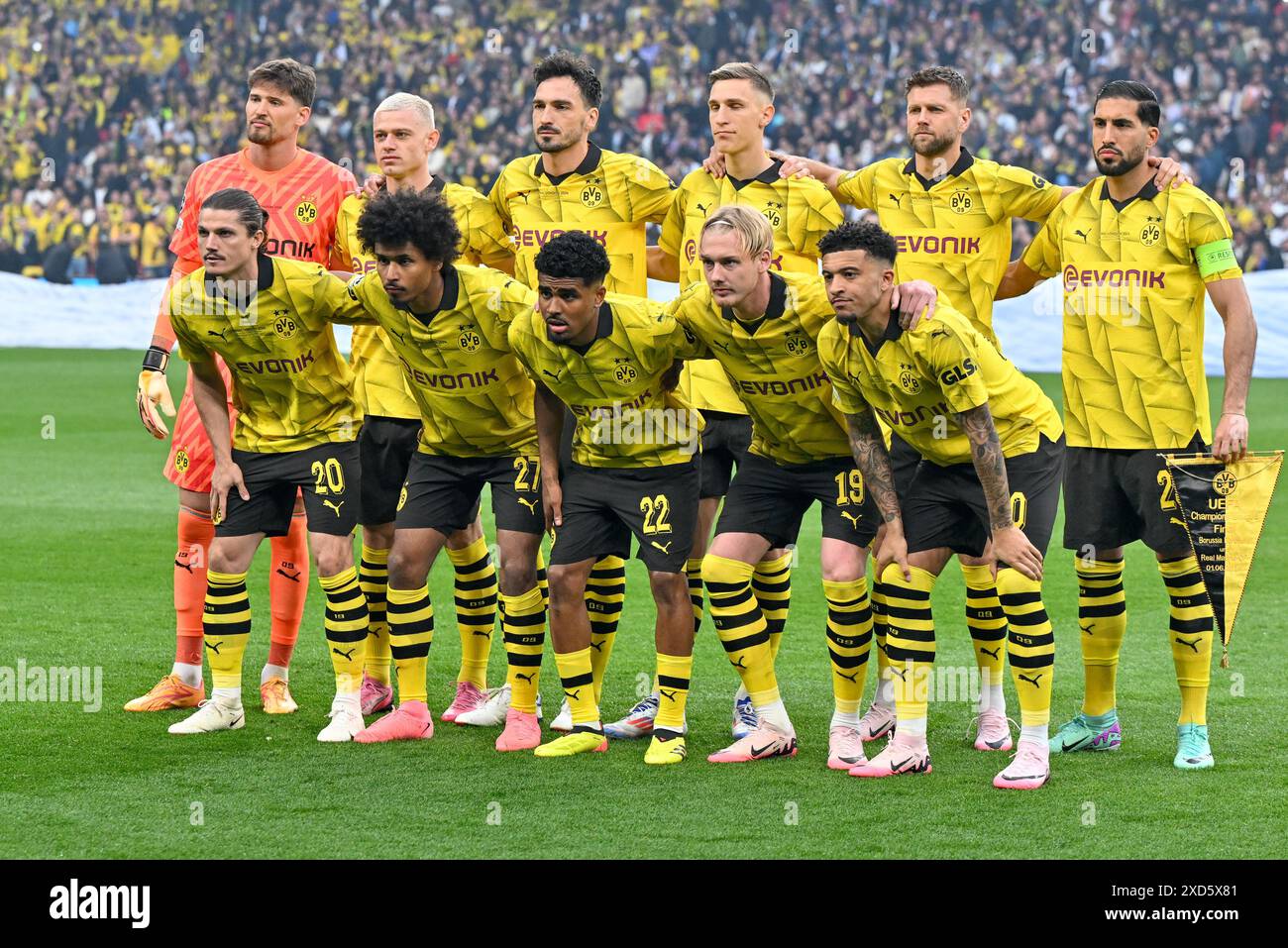 players of Dortmund with goalkeeper Gregor Kobel (1) of Dortmund ...