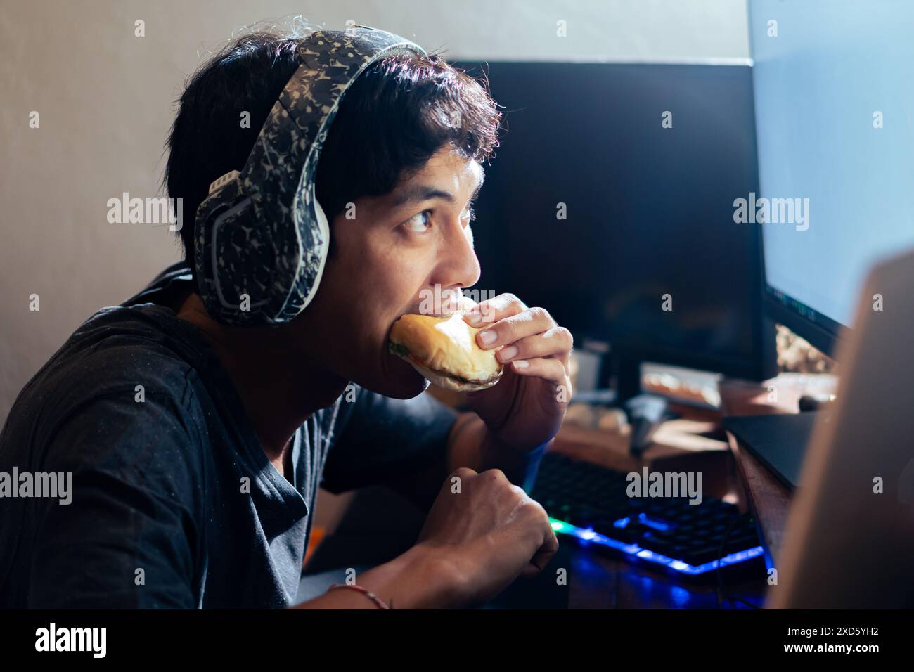 Man sitting alone eating hi-res stock photography and images - Alamy