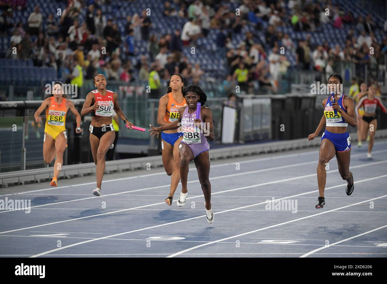 Daryll Neita of Greta Britain running the last leg and winning the ...