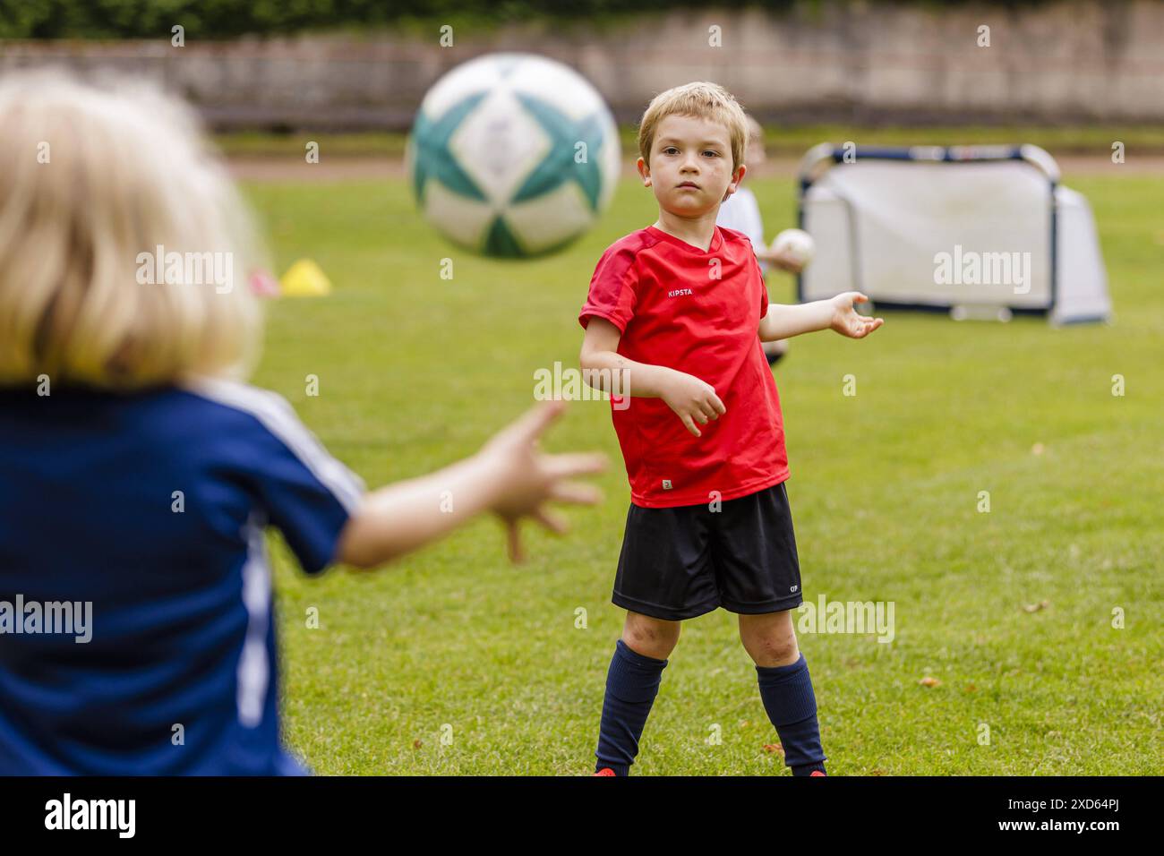 Kinder spielen mit einem Ball auf dem Fussballplatz, Bonn, 19.06.2024 ...