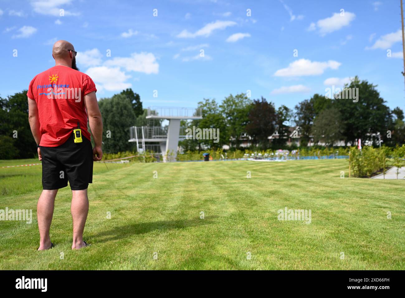 PRODUCTION - 20 June 2024, Lower Saxony, Emden: A security guard at the ...