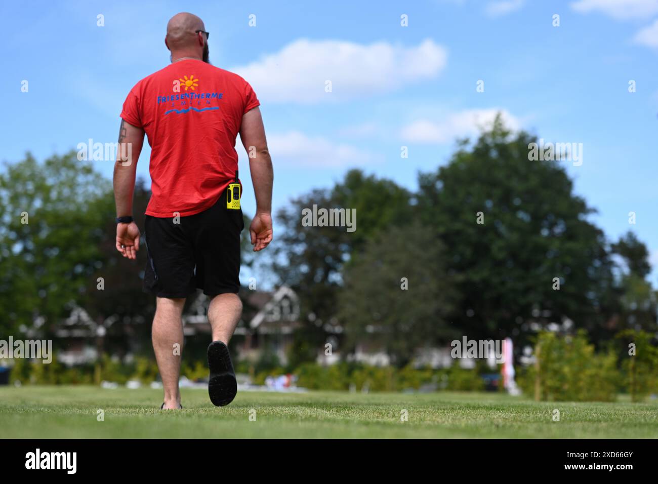 PRODUCTION - 20 June 2024, Lower Saxony, Emden: A security guard at the ...