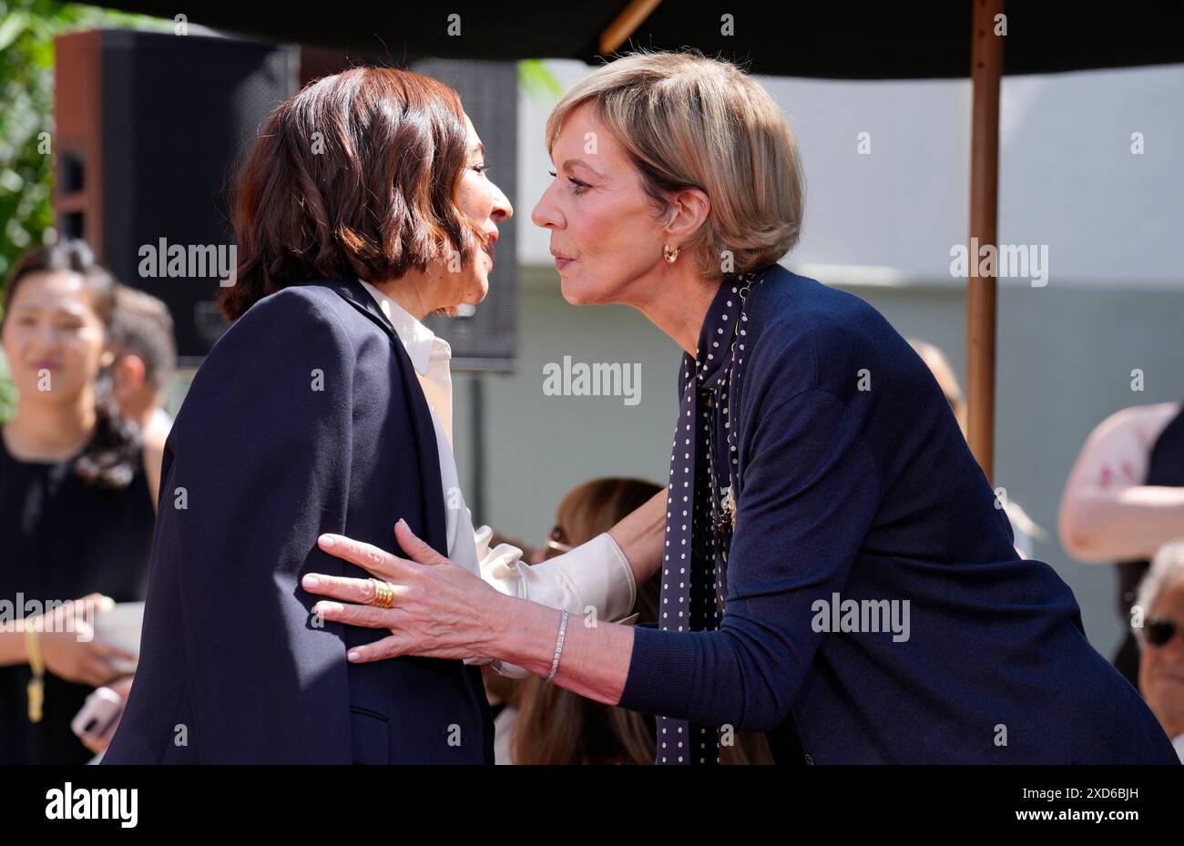 Actors Maya Rudolph, left, and Allison Janney greet each other at a ...