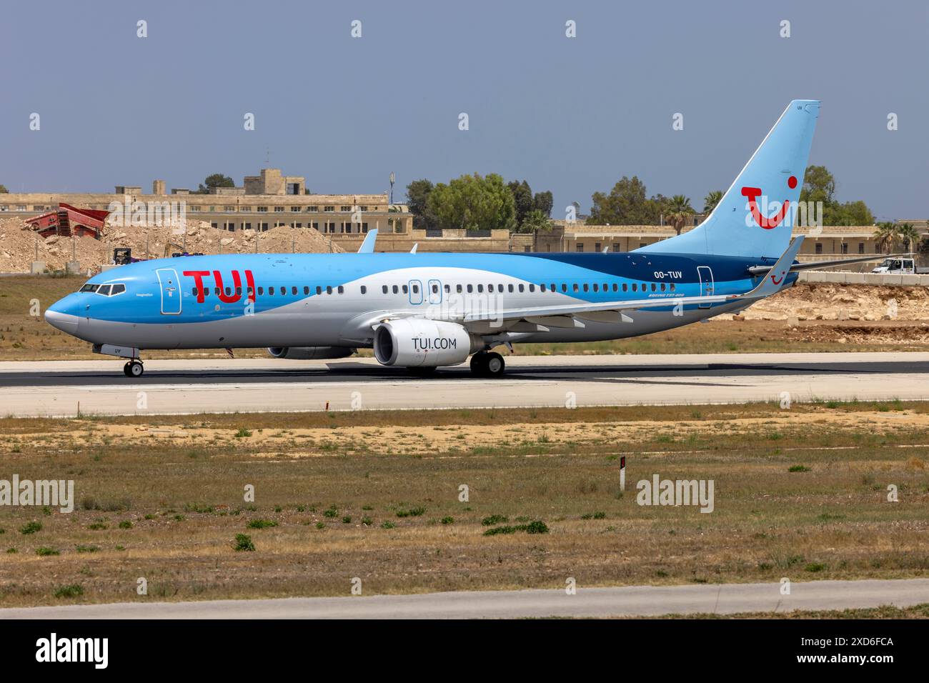 TUI (TUI Airlines Belgium) Boeing 737-86J (Reg.: OO-TUV) backtracking ...