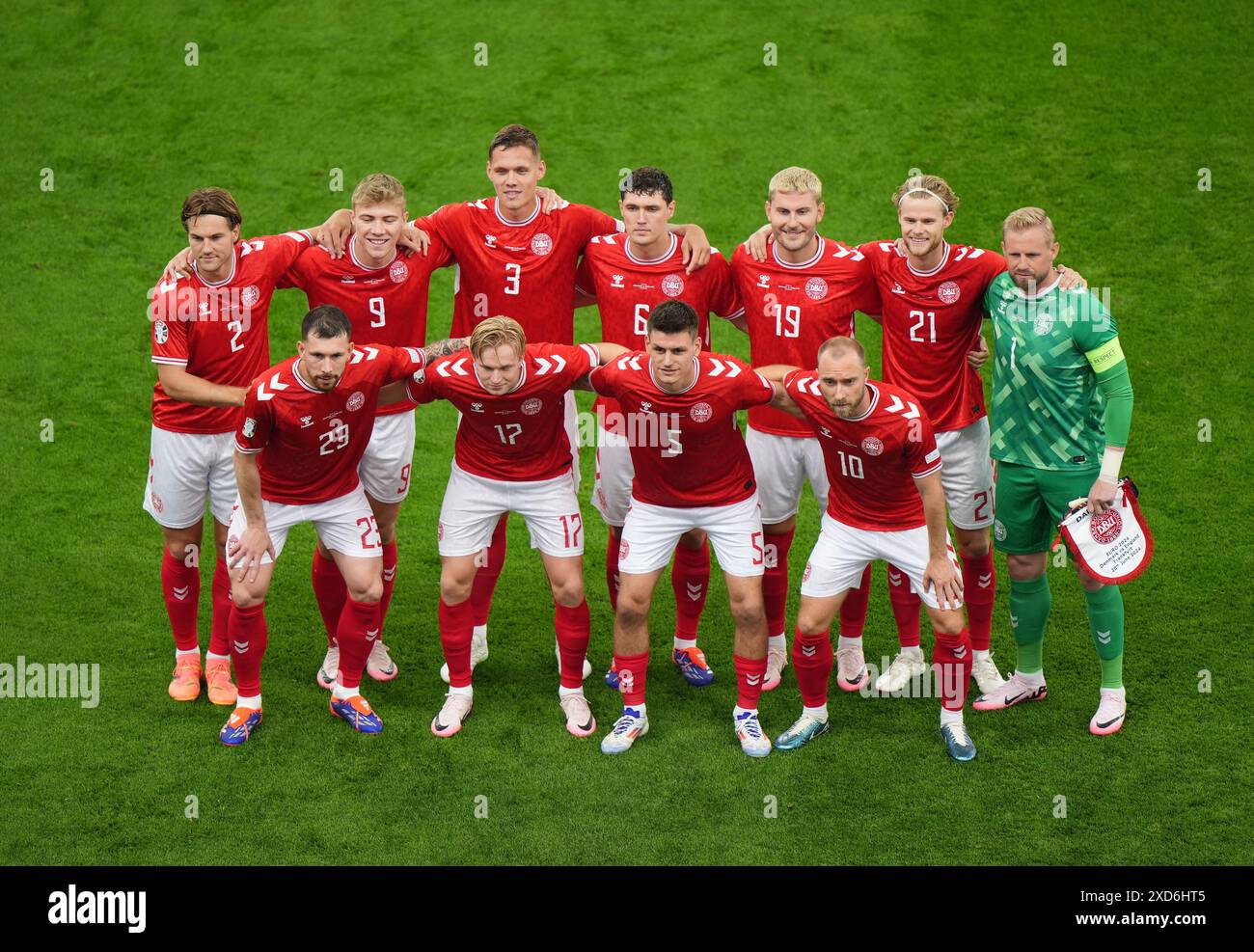 Denmark players (back row from left) Joachim Andersen, Rasmus Hojlund ...