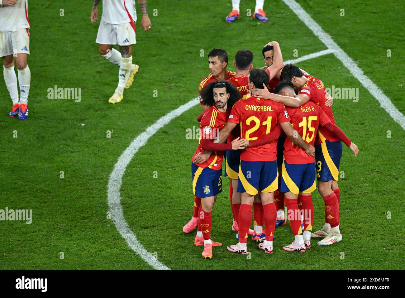 GELSENKIRCHEN - Spain players celebrate the 1-0 victory during the UEFA ...