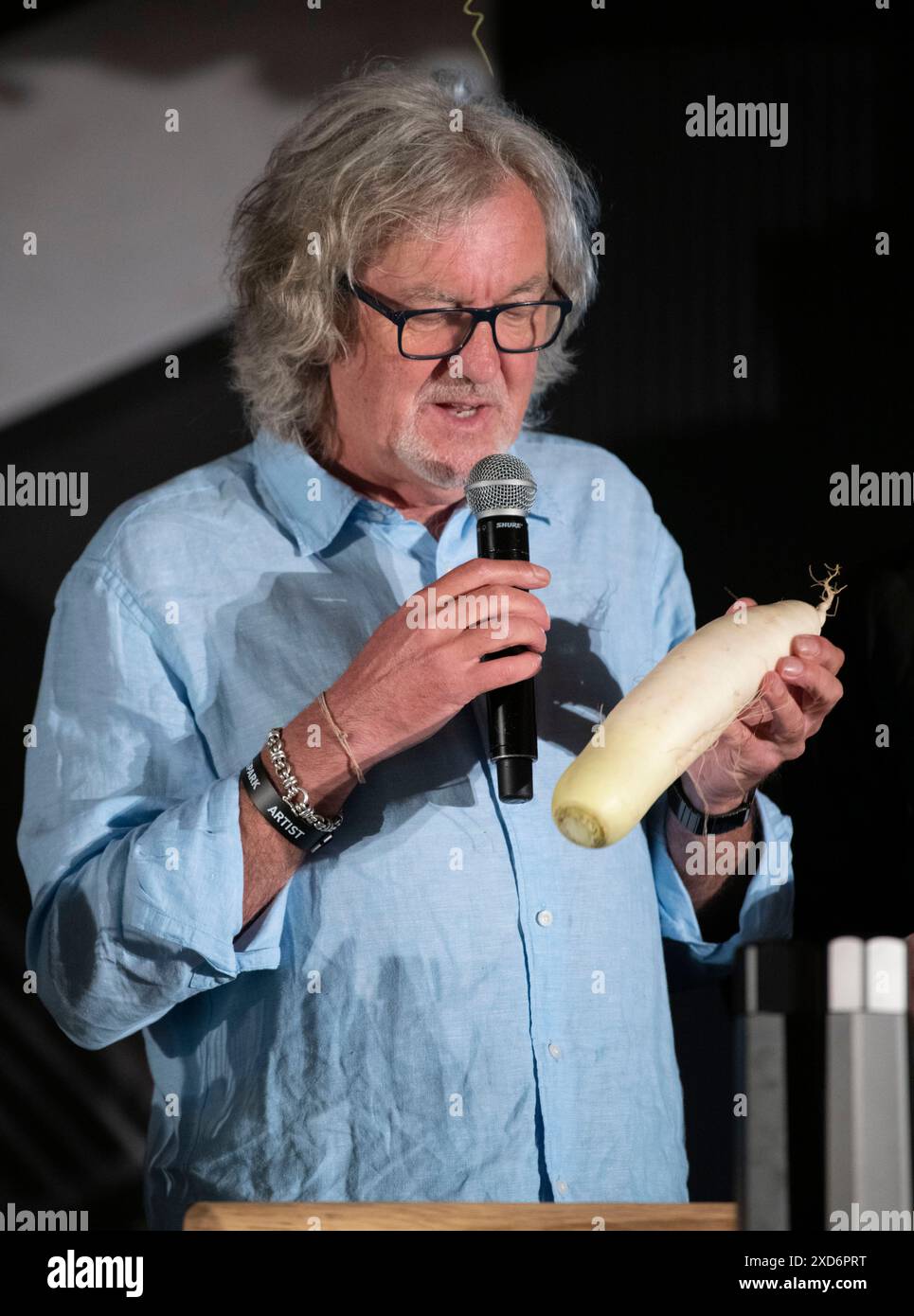James May and Tom Kerridge mystory cooking bag at Tom Kerridges pub in ...