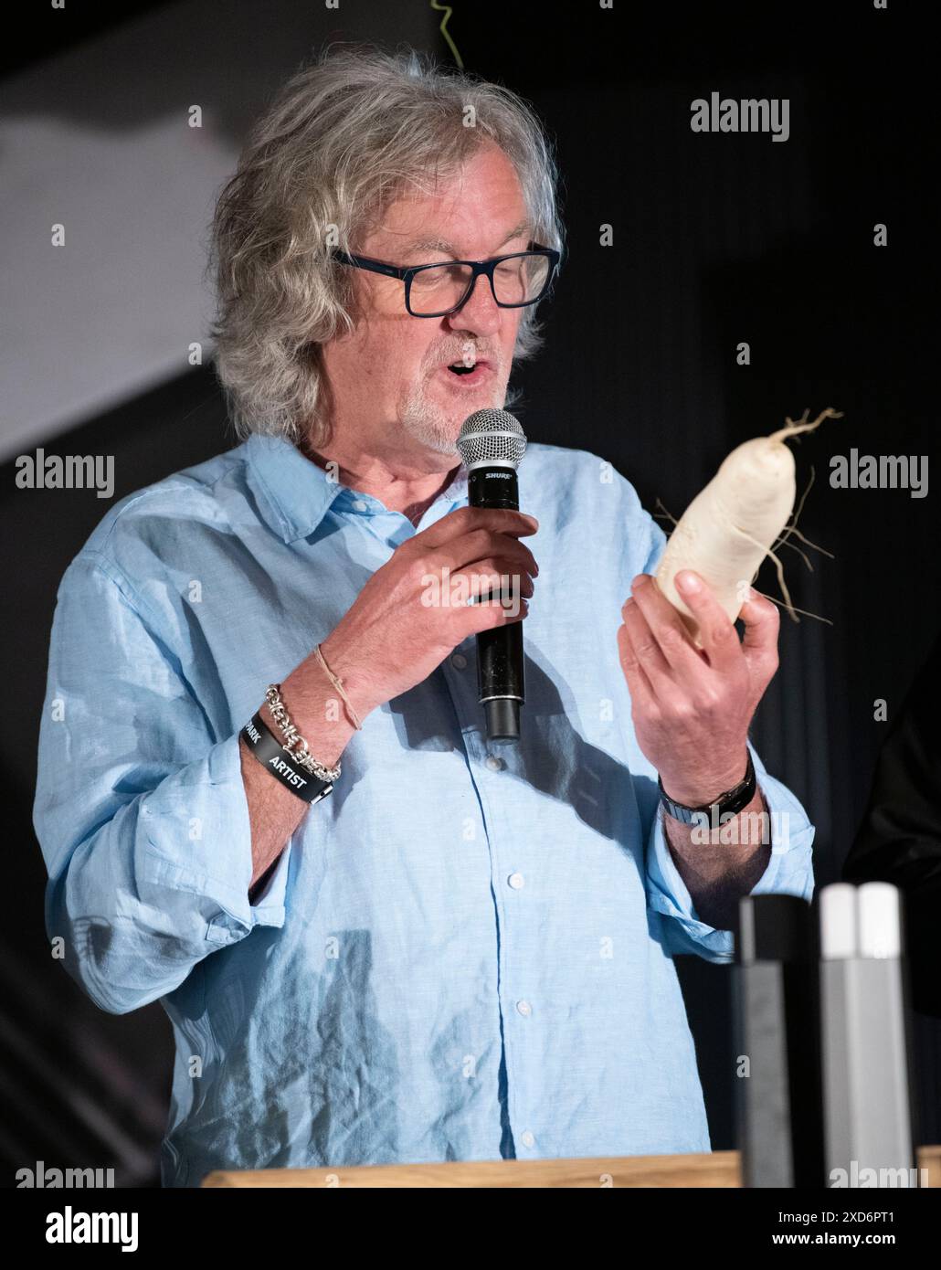 James May and Tom Kerridge mystory cooking bag at Tom Kerridges pub in ...