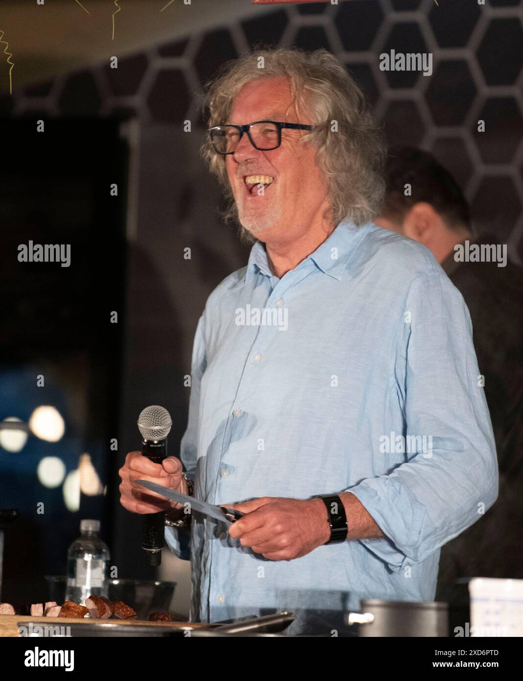 James May and Tom Kerridge mystory cooking bag at Tom Kerridges pub in ...