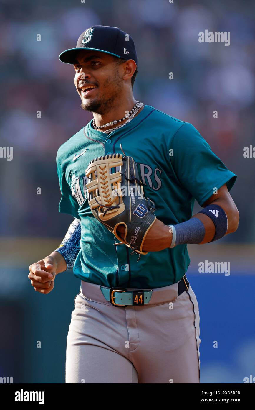 CLEVELAND, OH - JUNE 19: Seattle Mariners outfielder Julio Rodríguez ...
