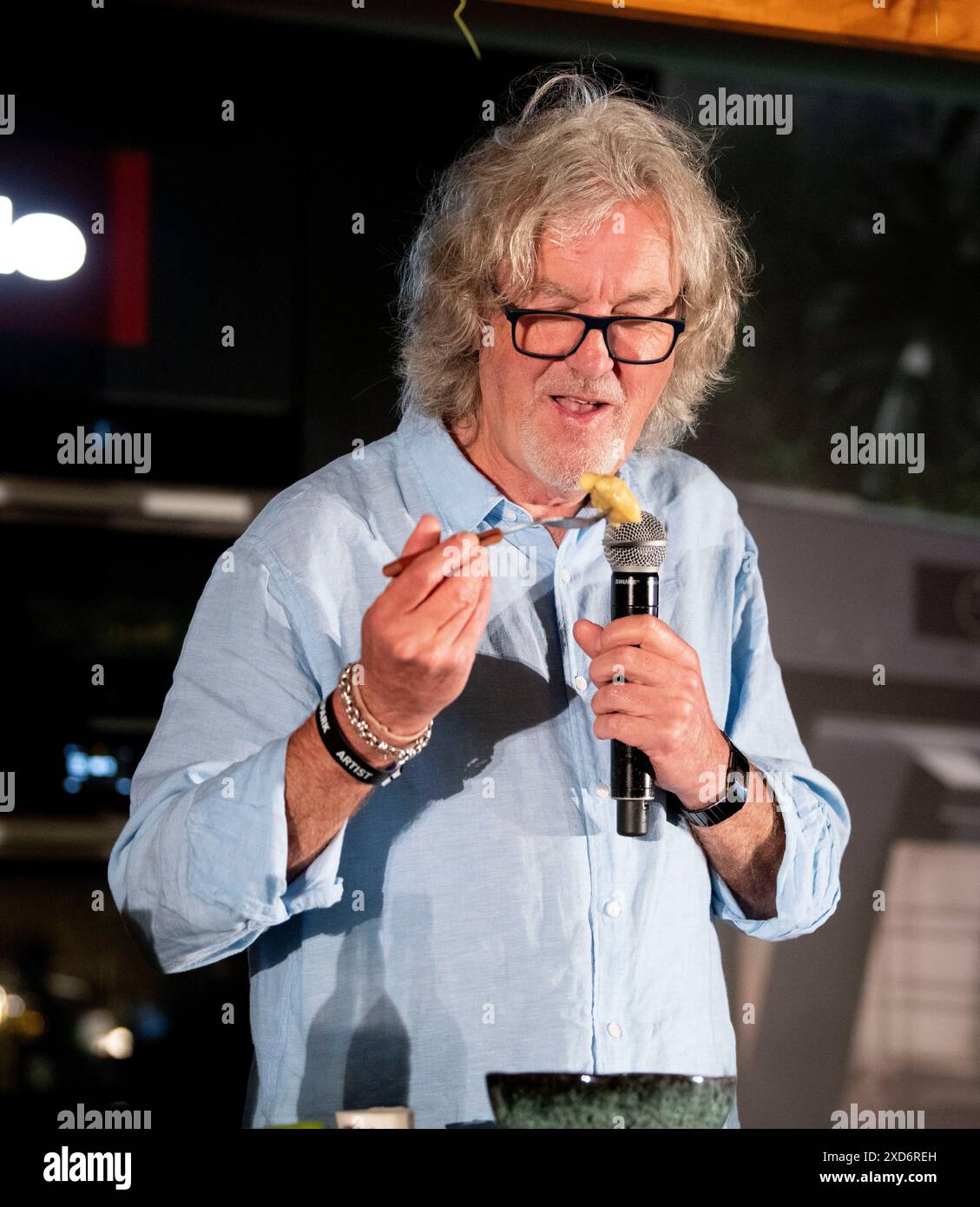 James May and Tom Kerridge mystory cooking bag at Tom Kerridges pub in ...