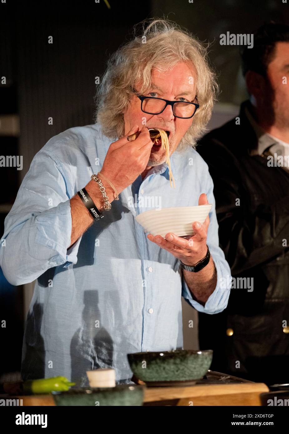 James May and Tom Kerridge mystory cooking bag at Tom Kerridges pub in ...