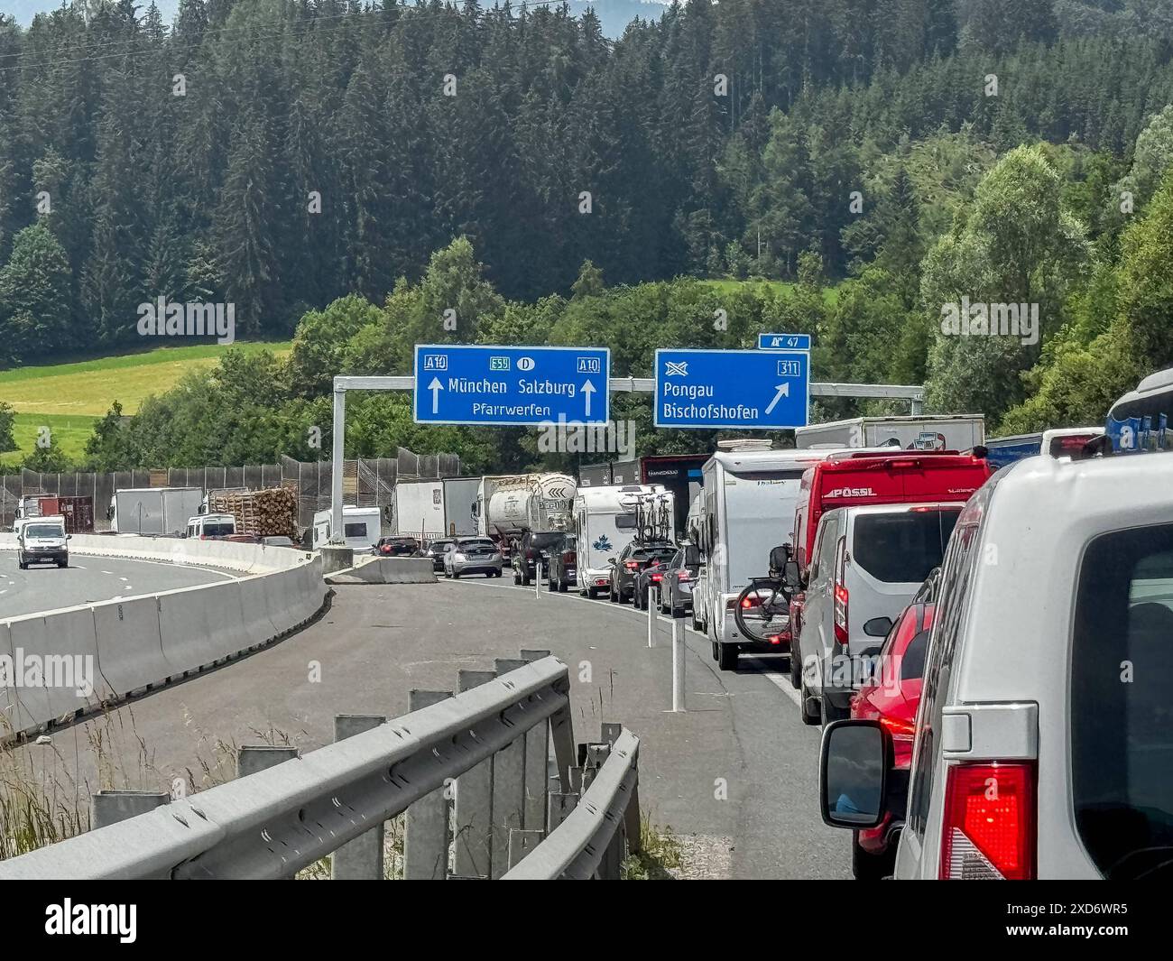Autobahn, Stau, Verkehr, Autos, PKWs, LKWs, Lastwagen, Wohnmobile ...