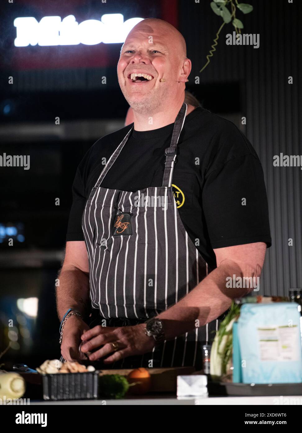 James May and Tom Kerridge mystory cooking bag at Tom Kerridges pub in ...