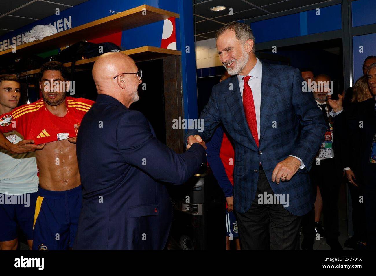 King Felipe VI (r) greets Spanish soccer coach Luis de la Fuente (2l ...