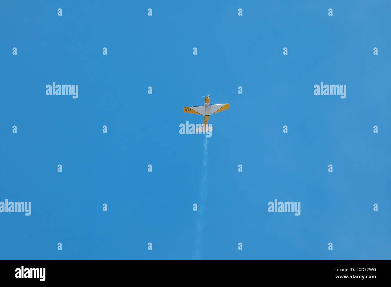 Performing fighter plane flying hi-res stock photography and images - Alamy