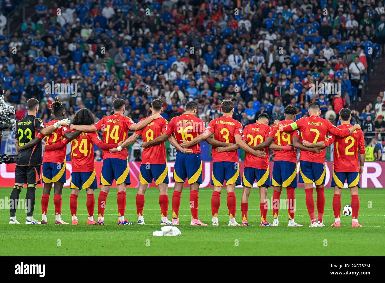 Team Spain from behind ( goalkeeper Unai Simon (23) of Spain, Nico ...